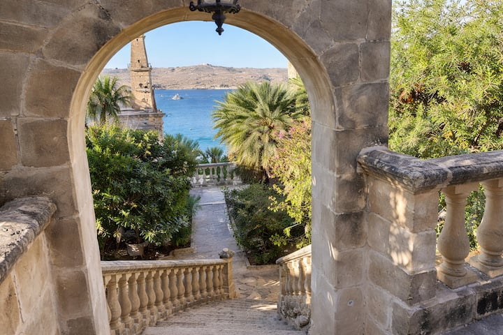 Seaside Mega Villa With Huge Pool And Garden - Malta