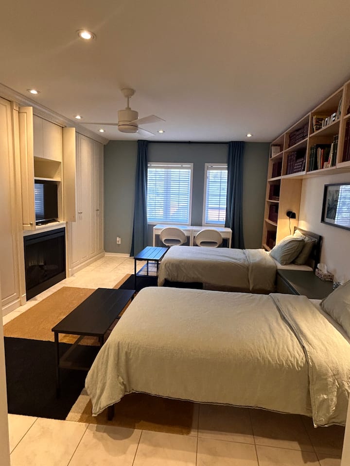 The Library Suite – 2 Twins Or 1 King Bed - Toronto
