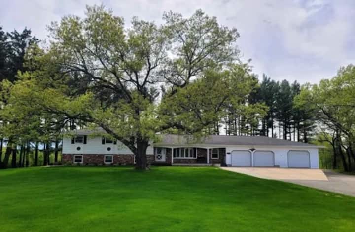 Secluded 5 Bedroom Retreat In Wisconsin Dells - Wisconsin Dells, WI