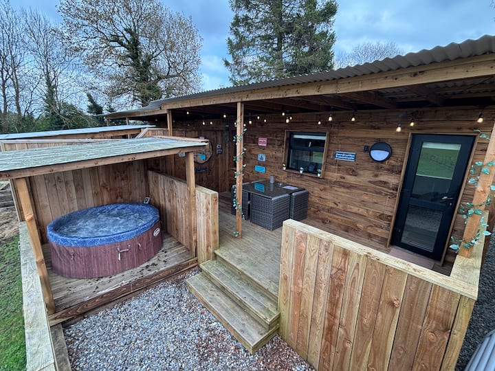 Robyn’s Nest Cabin, Private Hot Tub - Naas