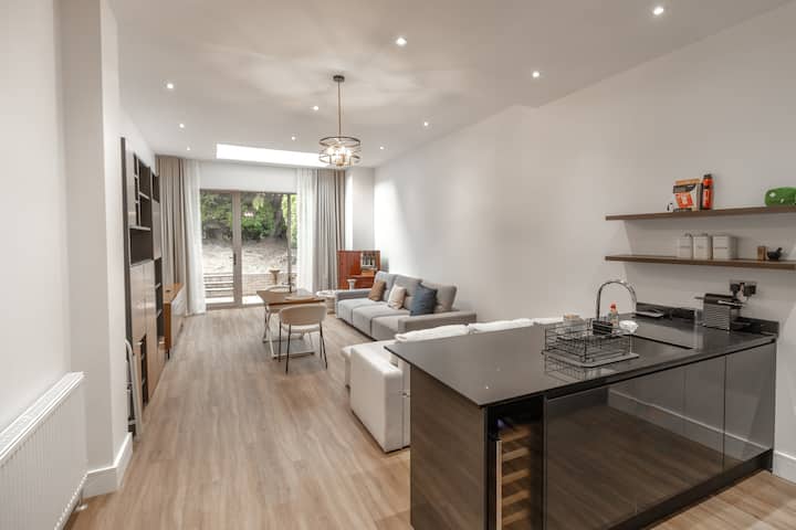 London Garden Flat & Parking Sleeps 4 Long Term! - London