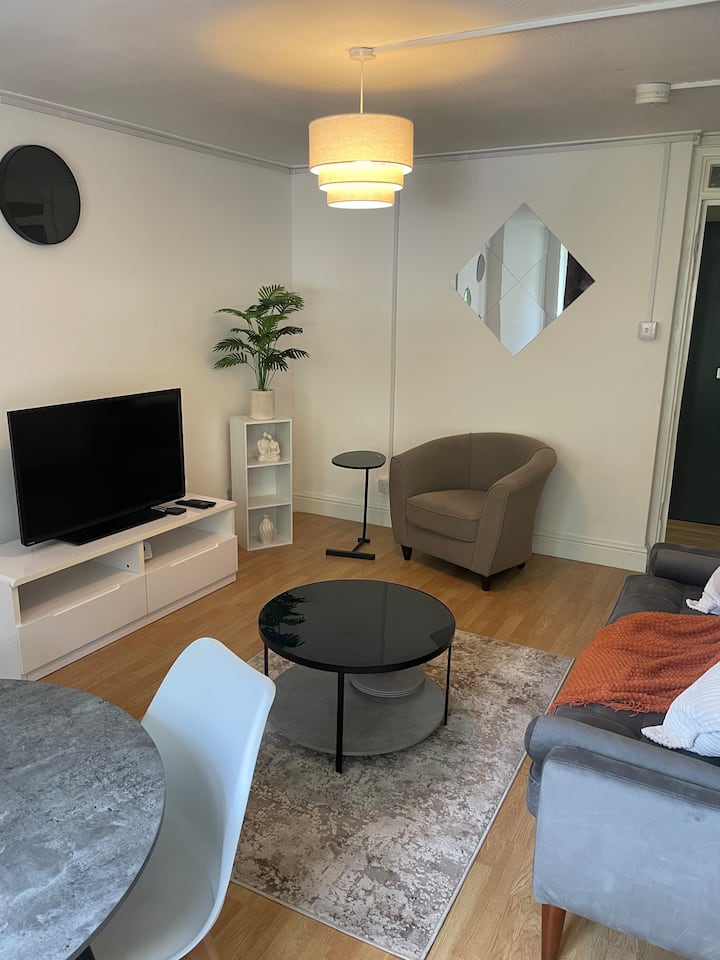 Spacious 3-bed Flat With Parking - Nottingham