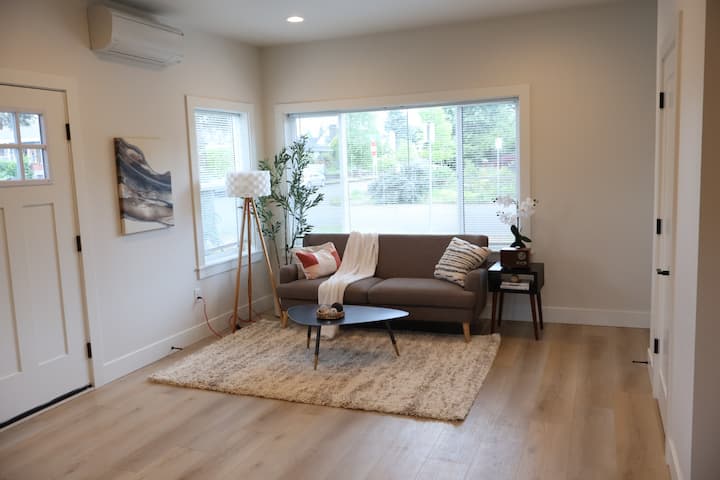 Breathtaking Home In Downtown | Cozy Fall Foliage - Vancouver, WA