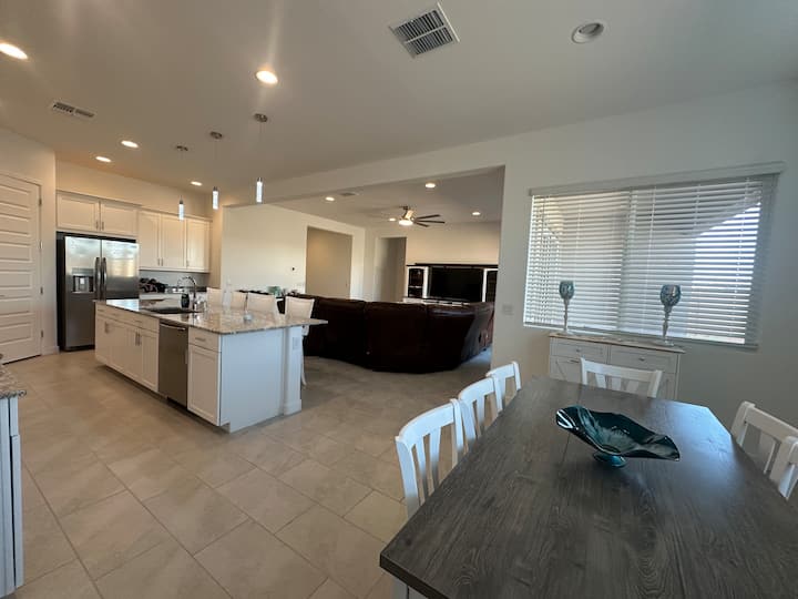 Goodyear Home Perfect For Traveling Professionals - Goodyear, AZ