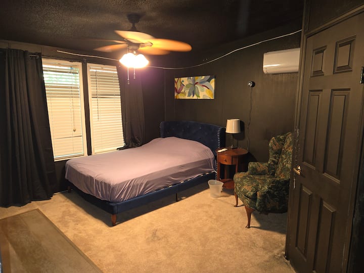 Dark Cozy Room W/ Private Bath - Waxahachie, TX