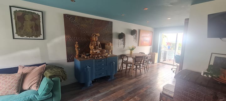 Colourful, Cosy Family Home - West Sussex