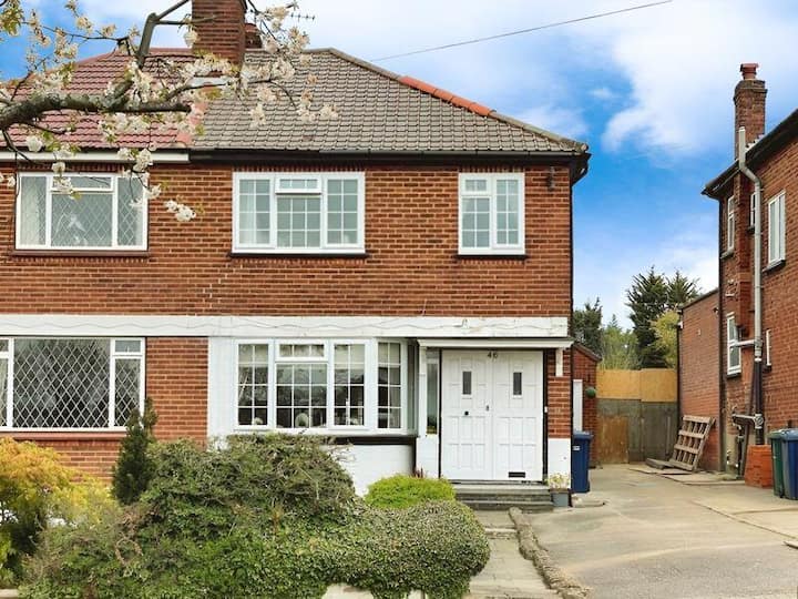Spacious 4 Bedroom Home - Harrow