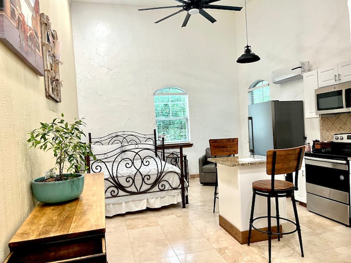 Hilltop Hideaway | Ftw Studio - Fossil Creek Boulevard – Fort Worth
