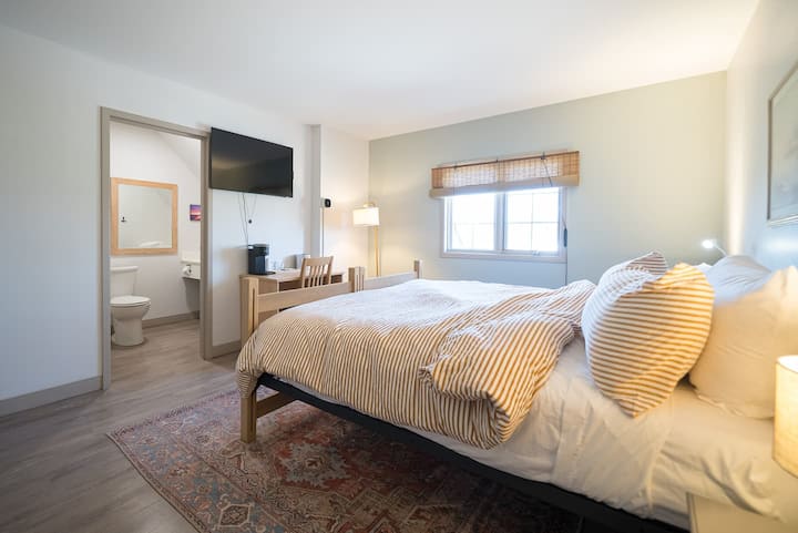 Relaxing King Suite • Walk To The Beach• Sleeps 2 - Port Dover