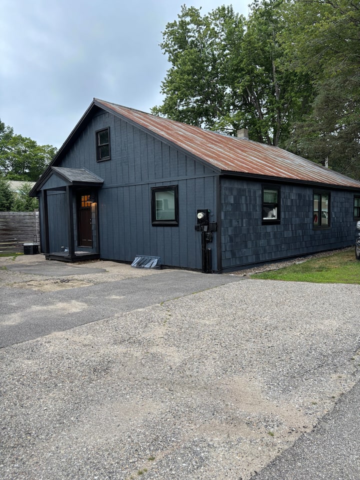 Sugar Shack! Hot Tub, Pool, Walk To Town! - North Conway, NH