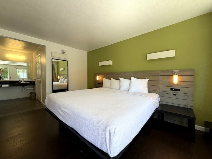 Coastal Signature King - Accessible - Sleeps 2 - Big Sur, CA