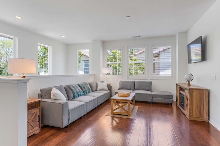 Family & Pet Friendly, Modern Home With Garage - Ventura, CA