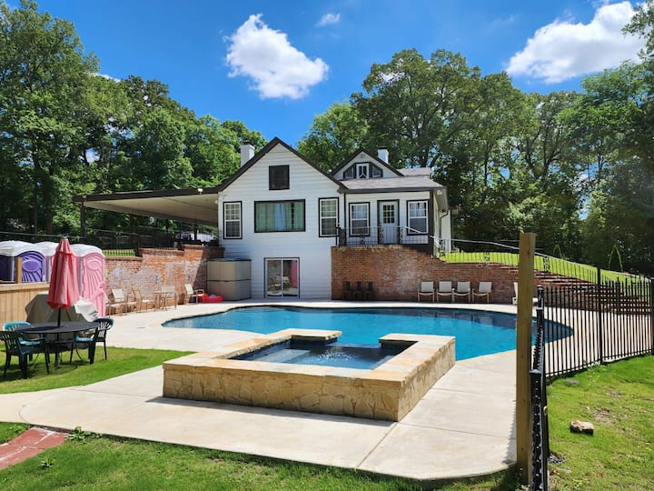 Expansive 10-br Estate W/ Pool & Hot Tub - Memphis, TN