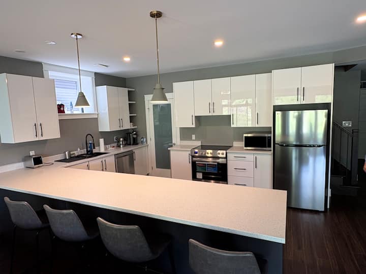 Spacious Walkout Garden-level | Luxe Kitchen - Halifax, NS, Canadá