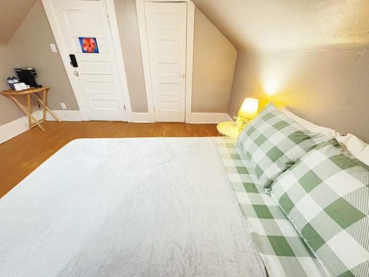 The Cozy Red House Air-conditioned Room, Attic4 - Charlottetown