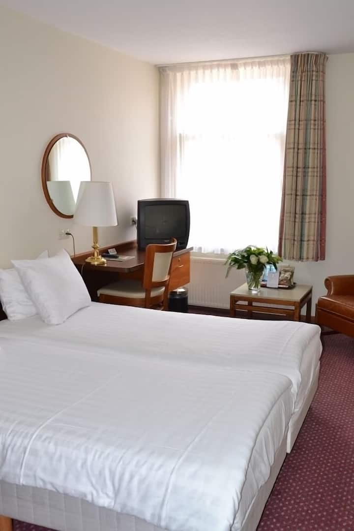 Convenient Stay With Restaurant And Parking! - Hellevoetsluis