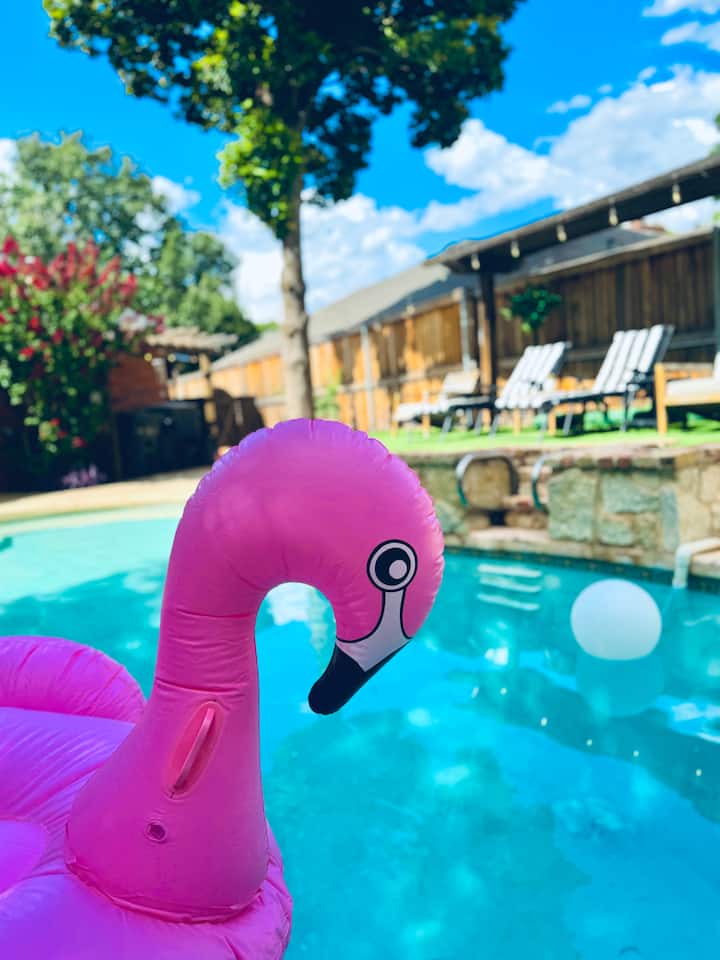 Midtown Midcentury With Pool & Hot Tub! - 러벅