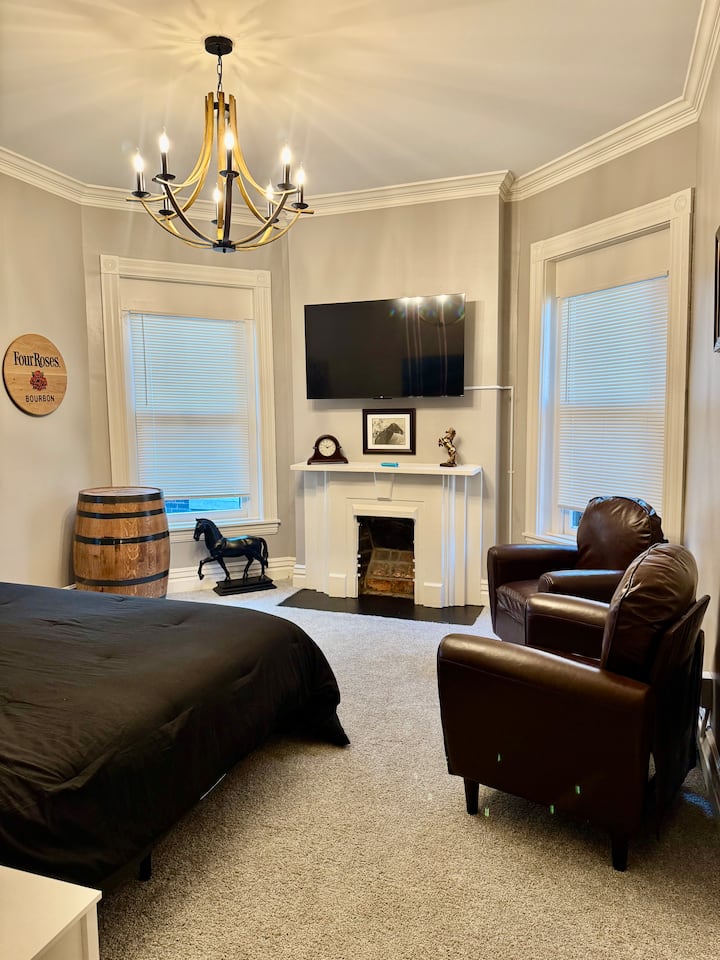 Run For The Roses Penthouse | Sleeps 6 | King Beds - Louisville, KY