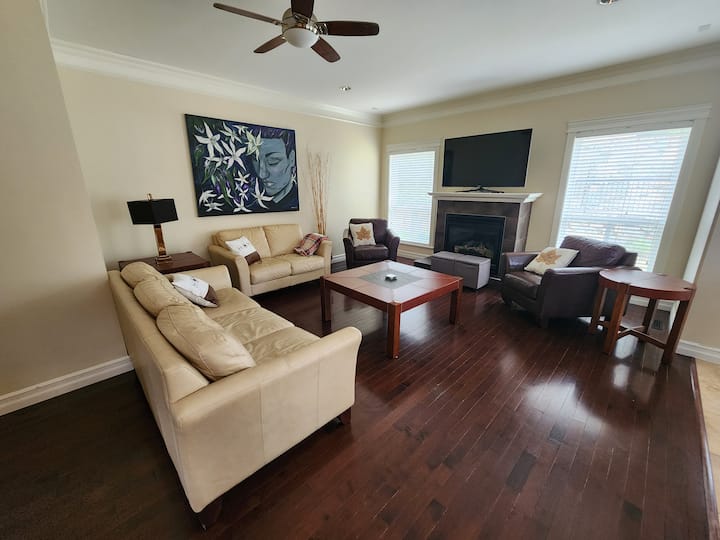 Spacious Bear Mountain Retreat - Vancouver Island