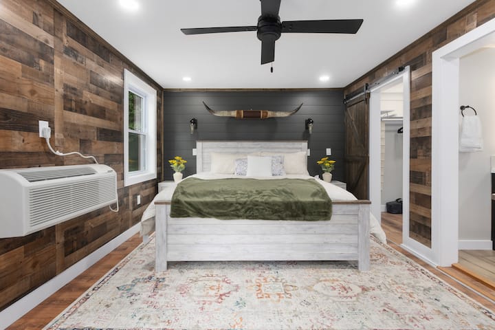 Western-themed 4br | 3 King Beds + Arcade Fun - Kansas City