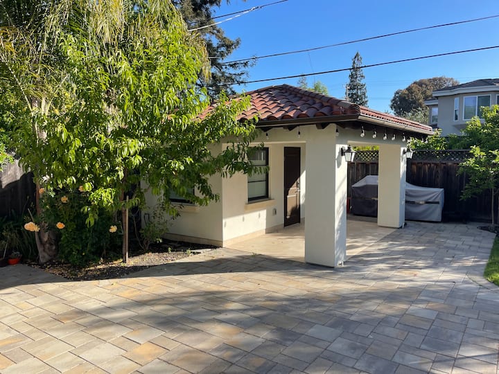 A Little House W A Bathroom - Palo Alto, CA