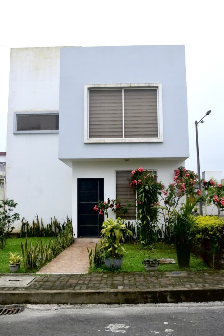 Casa Familiar • 2 Habitaciones • Conjunto Privado - Santo Domingo