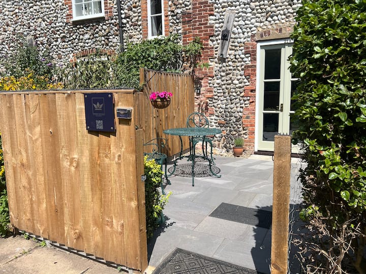 1 Bed Bijou Charming Bolthole In Blakeney,parking - Blakeney