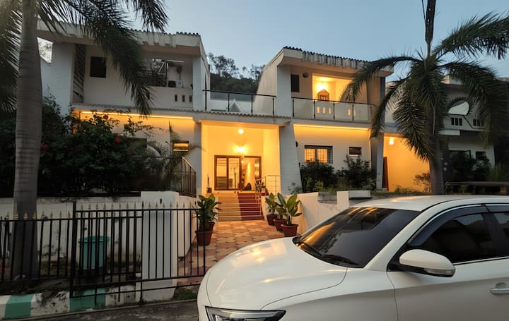 Sea Breeze Villa Near Rushikonda Beach - 維薩喀巴坦