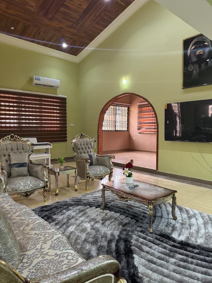 Spacious , Elegant Home & Loft Lounge + Piano - Accra
