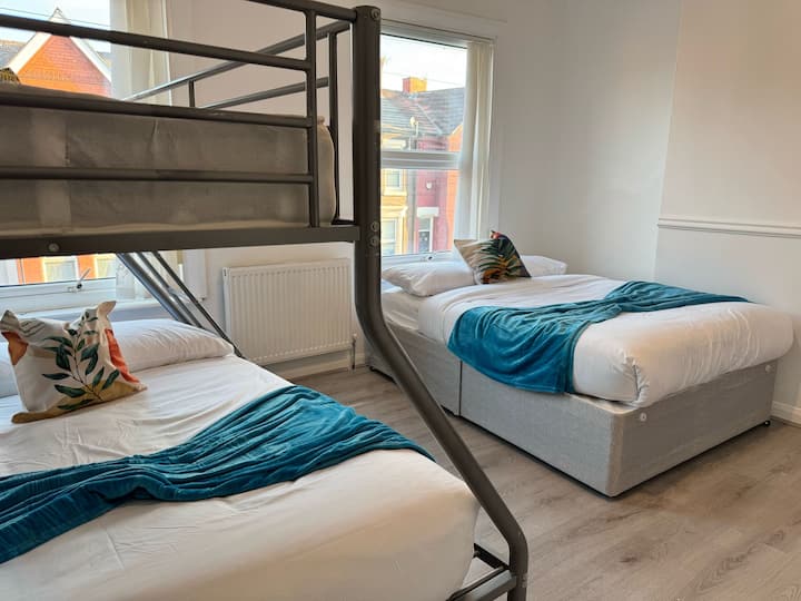 Lots Of Space! Free Parking | Sleeps 9 - Formby
