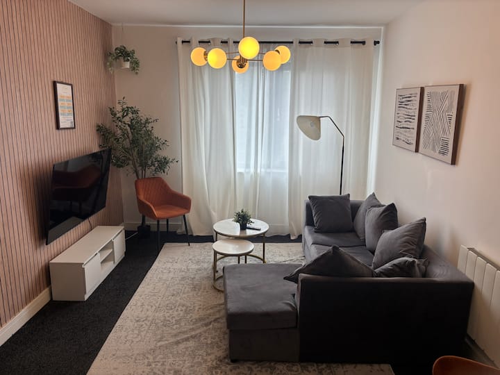 Manchester Apartment Sleeps 4 + Free Parking - 