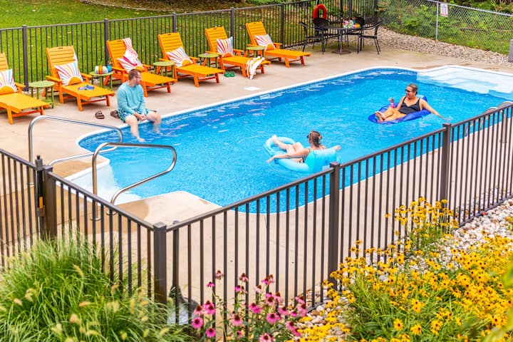 Pool | Hot Tub | Tiki Bar | Game Rm | Sleeps 24 - Saugatuck, MI
