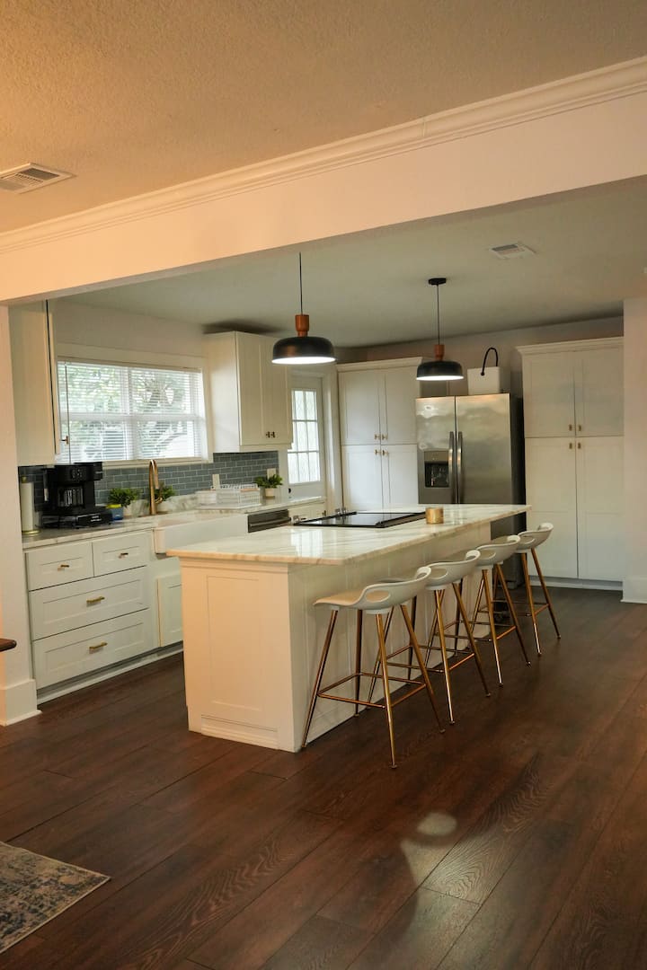 Trendy Tampa Bungalow: Mins To Downtown - Sleeps 9 - Tampa