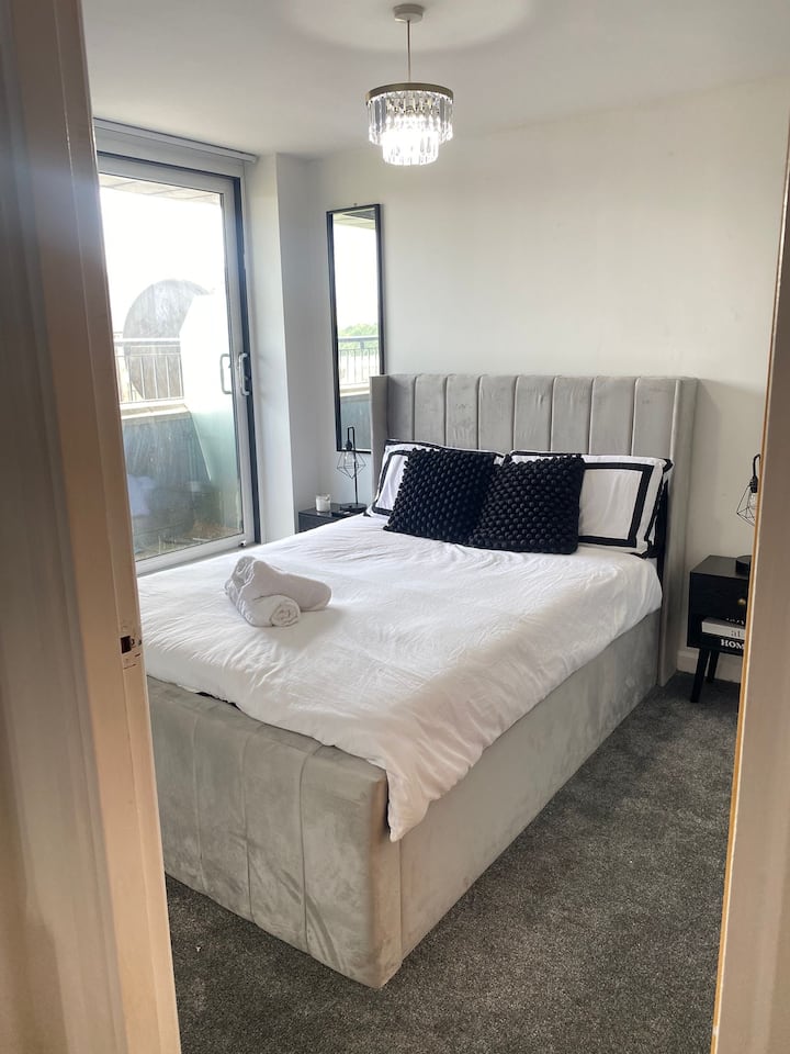 Modern 1-bed Flat With Balcony - Bradford, United Kingdom