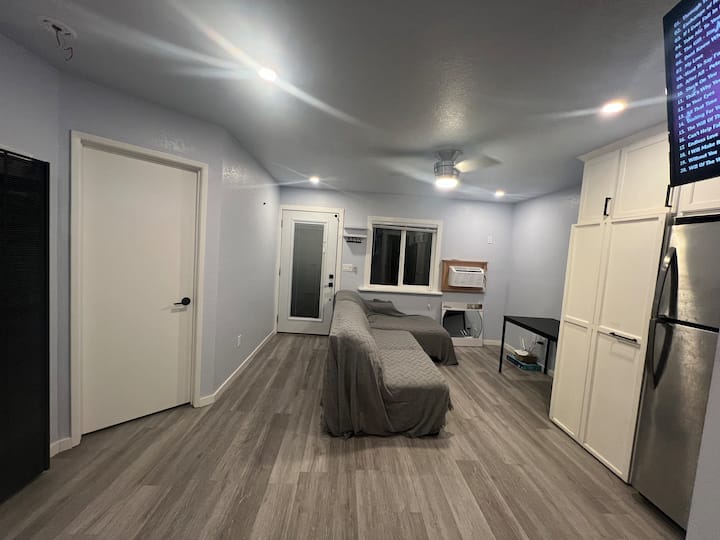 Simple, Central, & Private
2br In Chula Vista - 출라비스타