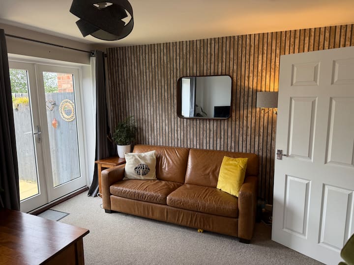 Small Comfortable Home - Evesham