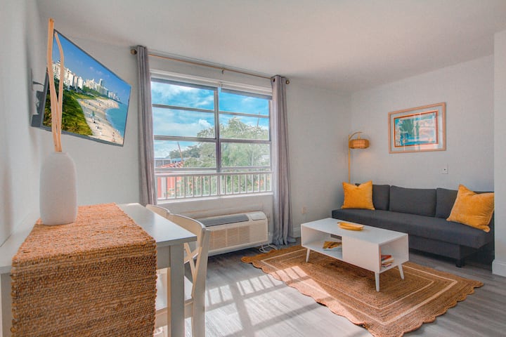 Tropical Haven Pool 2block To Beach - Miami Beach, FL