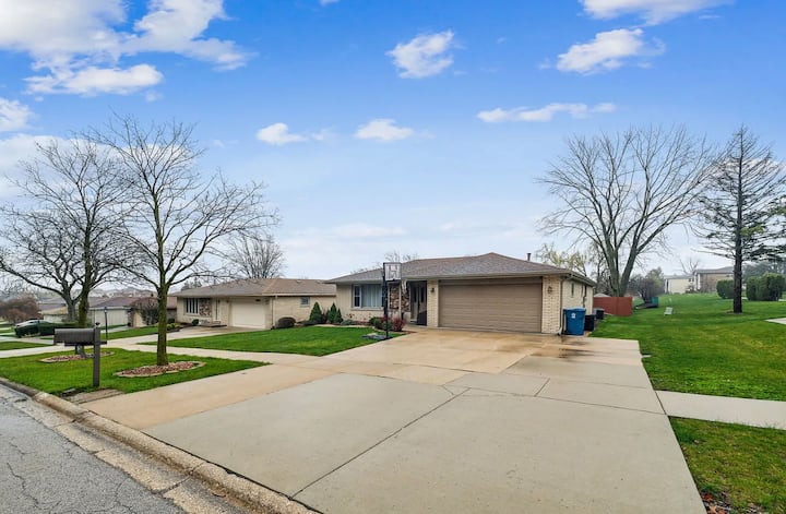 Family & Friends Perfect Home ! - Worth, IL