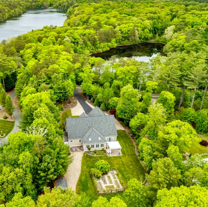 Cape Cod Luxury-close To Beaches, Shops & Trails! - Falmouth, MA