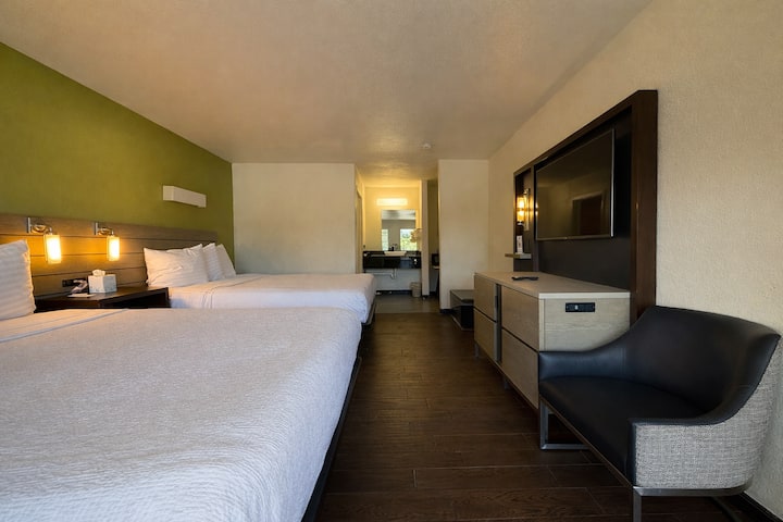 Coastal Signature 2 Queens - Spacious - Sleeps 4 - Monterey, CA