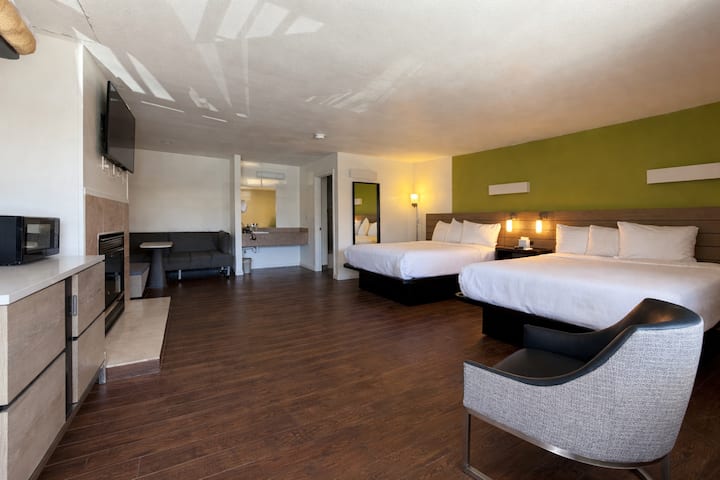 Coastal Deluxe 2 Queens – Extra Spacious - Monterey, CA