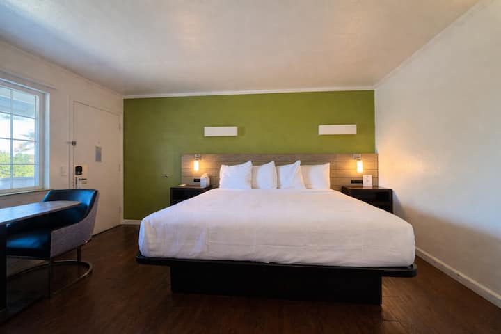 Coastal Classic King - Cozy - Sleeps 2 - Monterey, CA