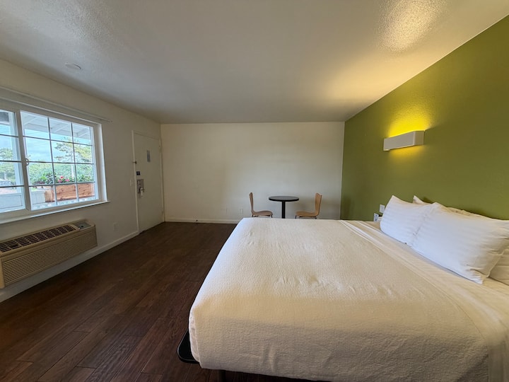 Coastal Signature King - Larger - Sleeps 2 - Monterey, CA