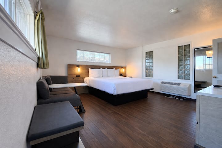 Coastal Signature King - Larger - Sleeps 2 - Monterey, CA