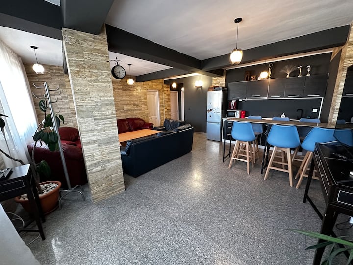 Large 3-bedroom Apartment –5 Min Walk To The Beach - Constanța