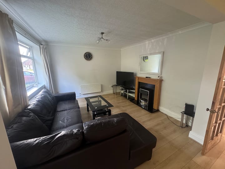 Entire House In Quiet Village Of Romiley - Derbyshire