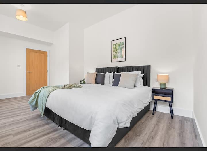 Urban D-lux Gold 1 Bed - Northampton, UK