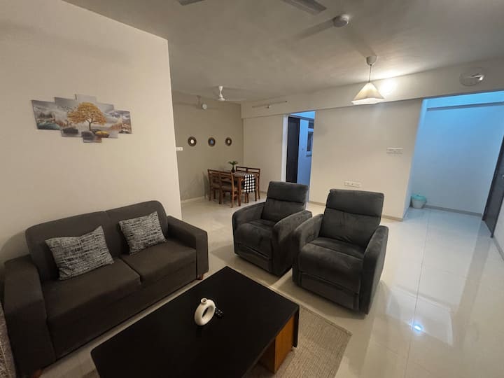 Airport Gateway - Walk To The Terminal -2bhk Apt. - 