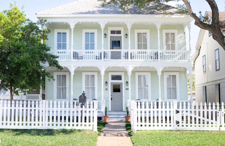 Stylish 5br Historic Home – Steps To Sand & Shops - Galveston