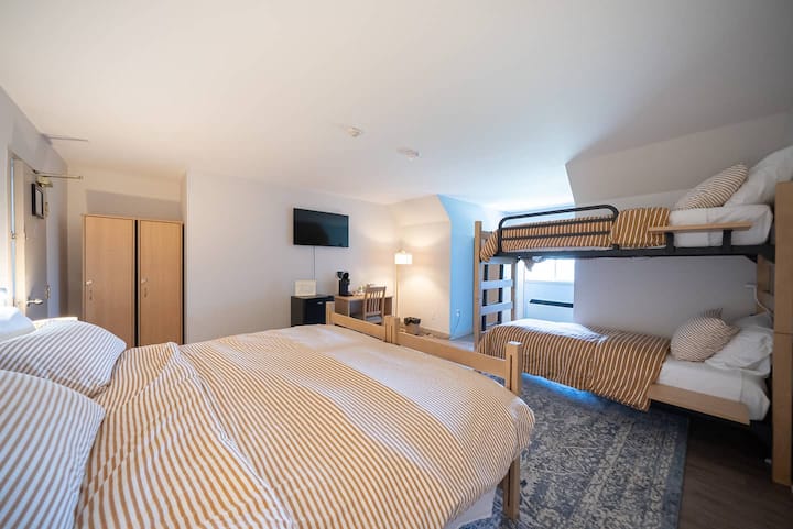 Suite For 4 • King Bed • Wi-fi • Near Beach - Port Dover